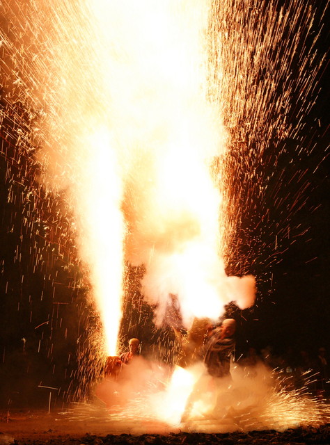 【S観覧席付】日本随一！手筒花火発祥の地で観る「豊橋炎の祭典」2日間